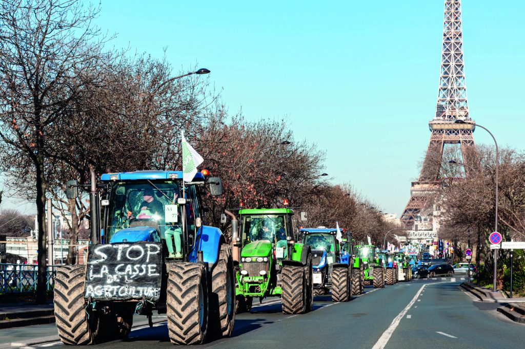 French farmers blockade main highways into Paris - Shooting UK